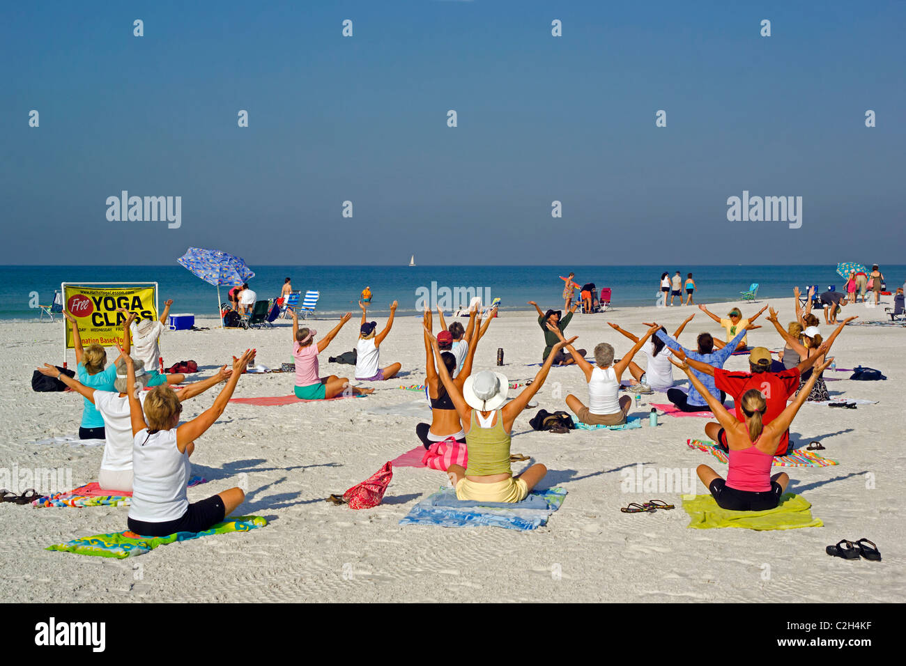 Yoga kurs am strand -Fotos und -Bildmaterial in hoher Auflösung – Alamy