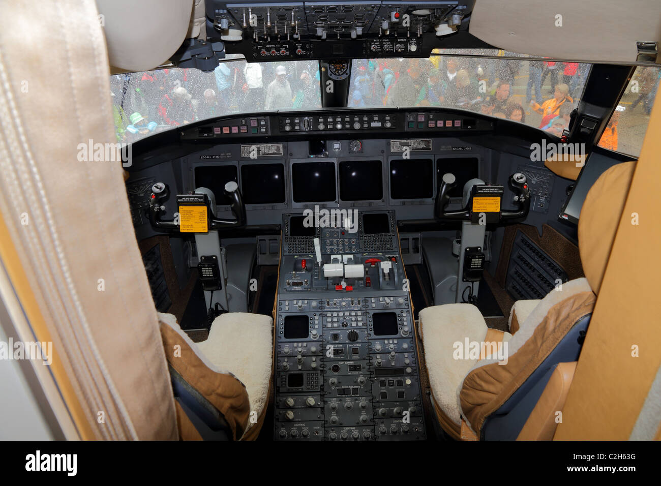 Swiss Air Rescue REGA präsentiert seine lange Strecke jet Canadair CL ...