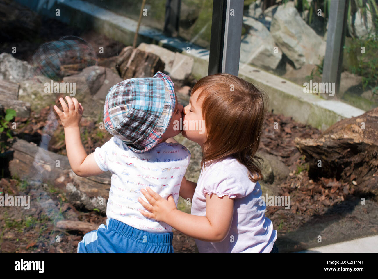 Junge Eine Mädchen In Lippen Küssen Stockfotografie Alamy