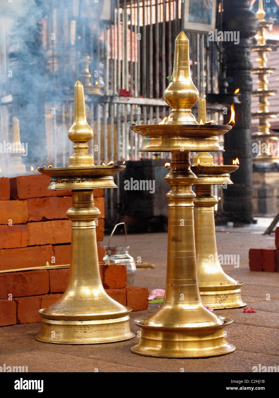 Traditionelle messing kerala lampe -Fotos und -Bildmaterial in hoher ...