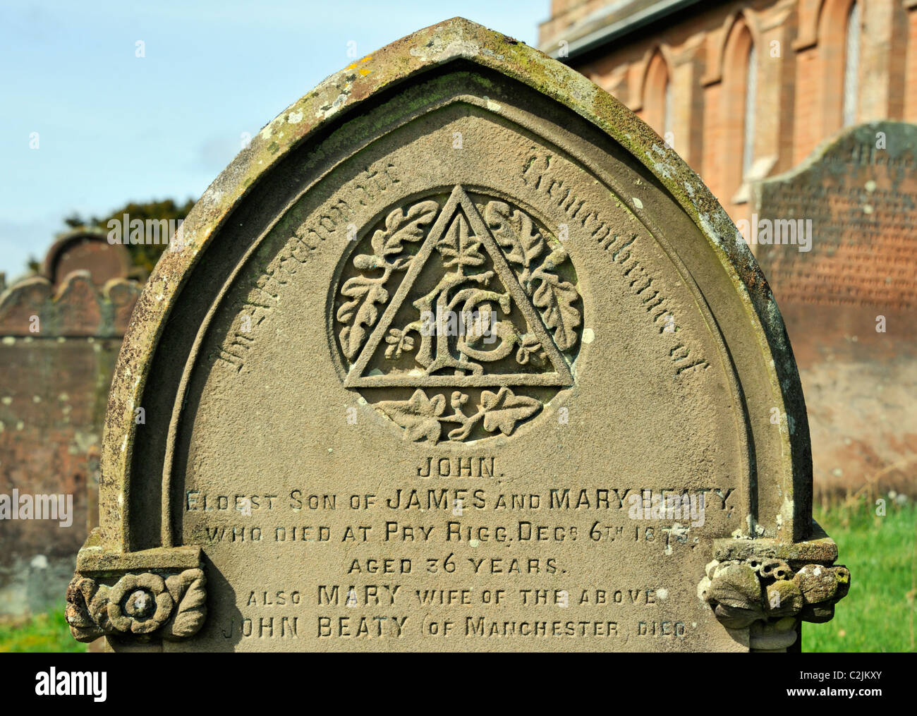 Detail der Grabstein mit Eiche Blätter, Efeu und Dreieck mit IHS-Symbol ...