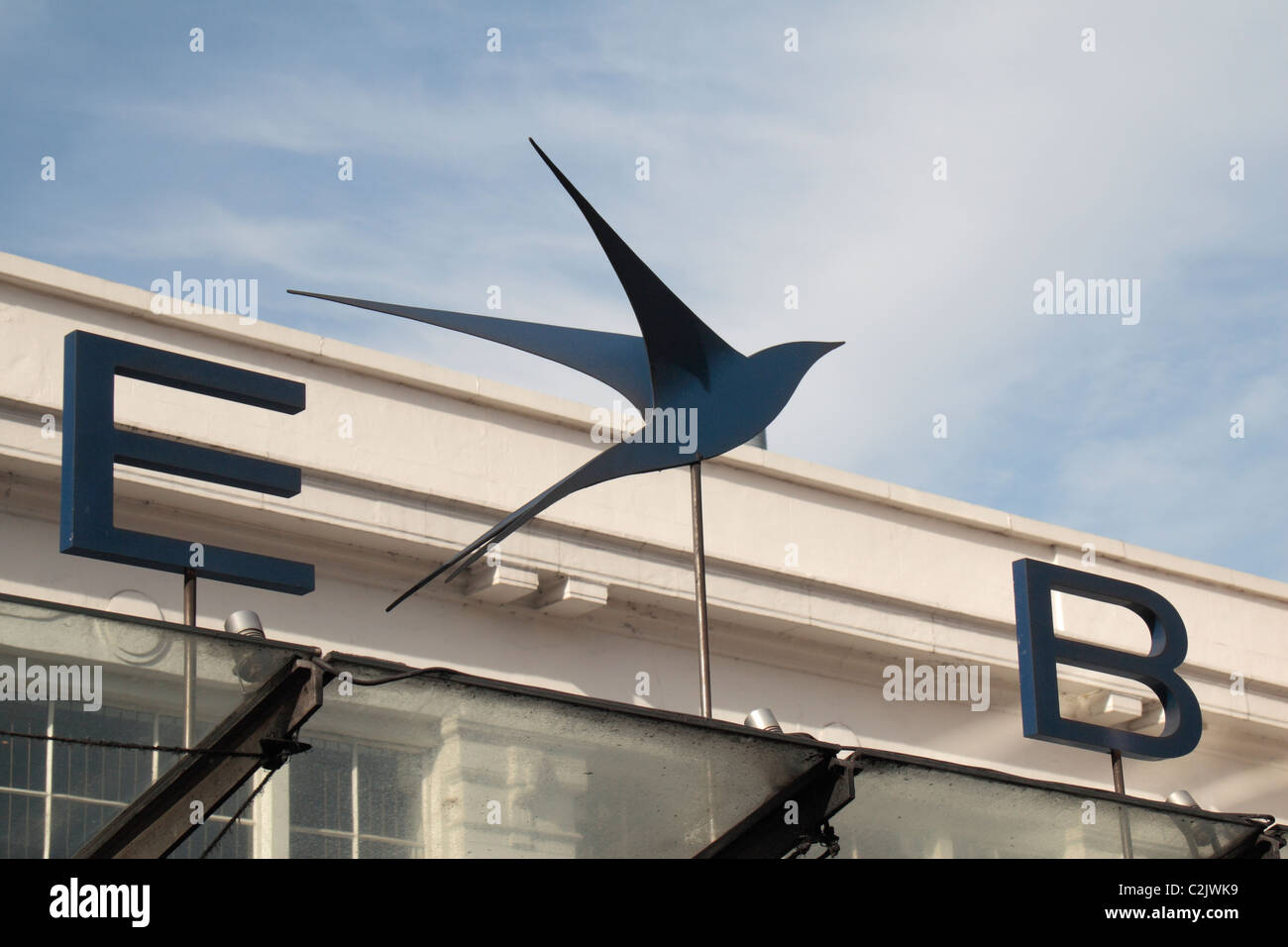 Das Bluebird-Logo auf dem Geländer vor dem Bluebird-Restaurant, bar ...