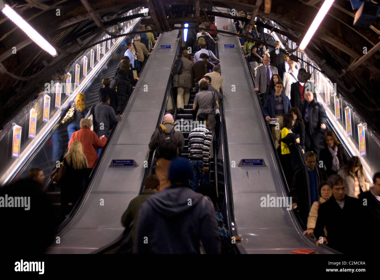 Rolltreppen, Victoria Station, London Stockfotografie - Alamy