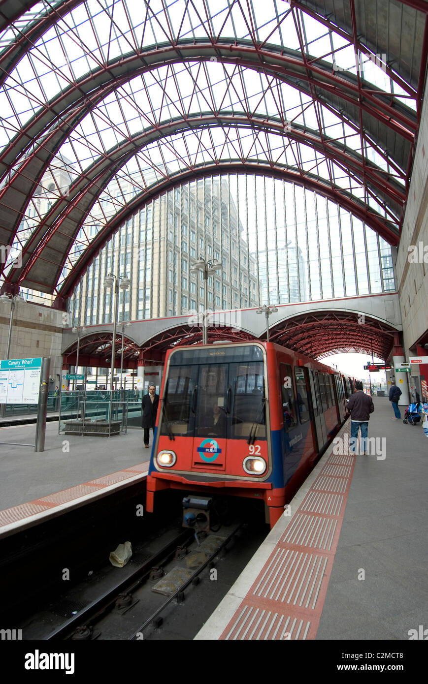 Docklands Light Railway Zug an der Station Canary Wharf, London ...