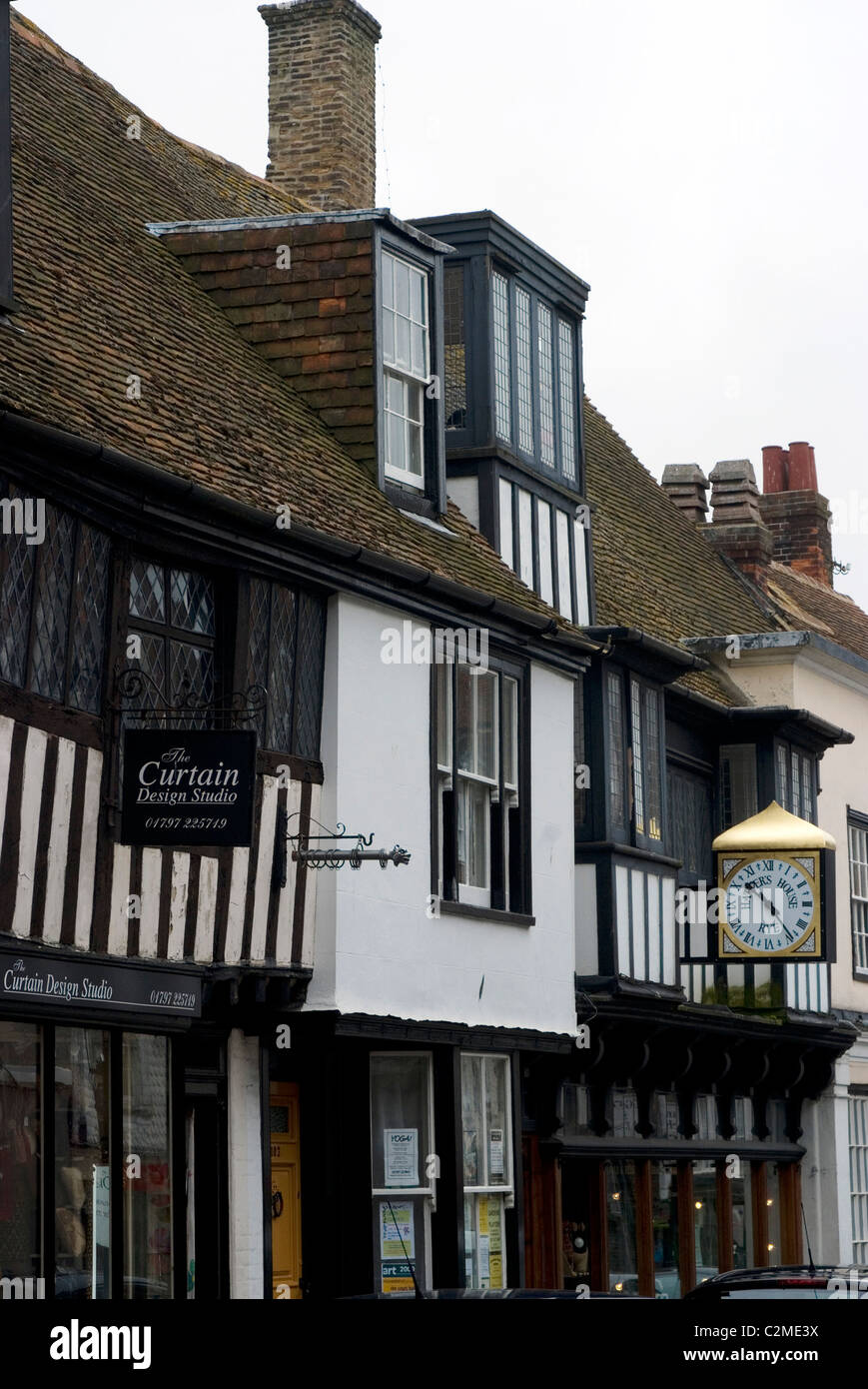 Fassaden im tudor stil -Fotos und -Bildmaterial in hoher Auflösung – Alamy