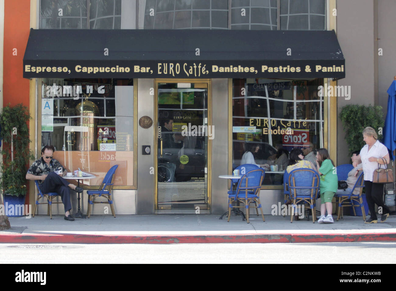Russell Crowe nimmt sich eine Auszeit und genießt einen Espresso und eine Zigarette im Euro Cafe ...