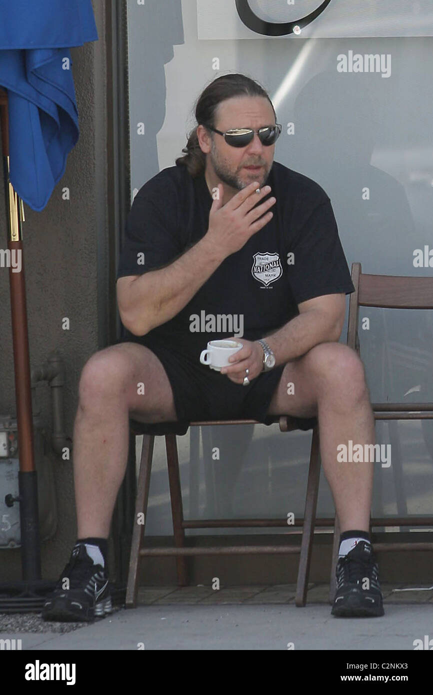 Russell Crowe nimmt sich eine Auszeit und genießt einen Espresso und ...