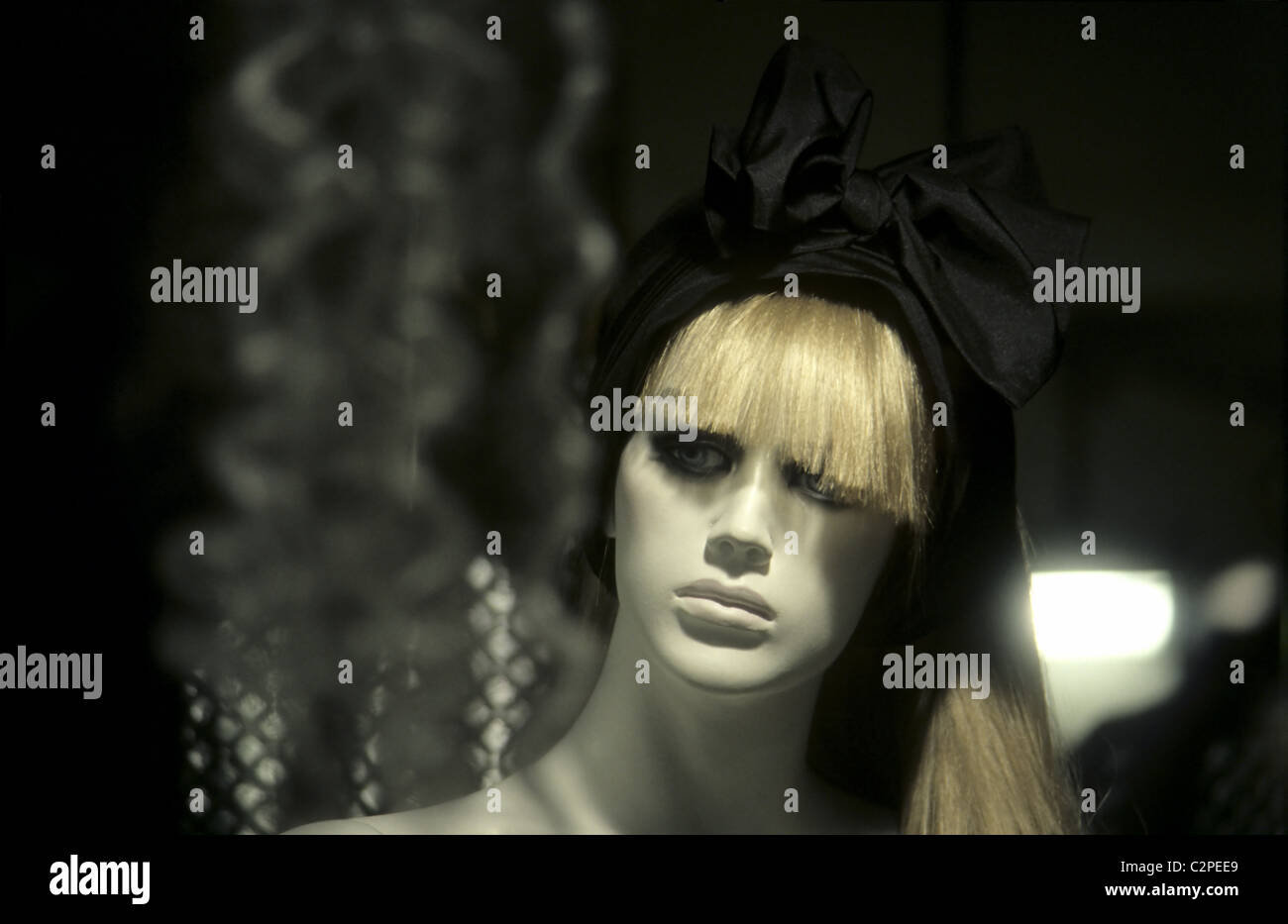 Doll face window dummy -Fotos und -Bildmaterial in hoher Auflösung – Alamy