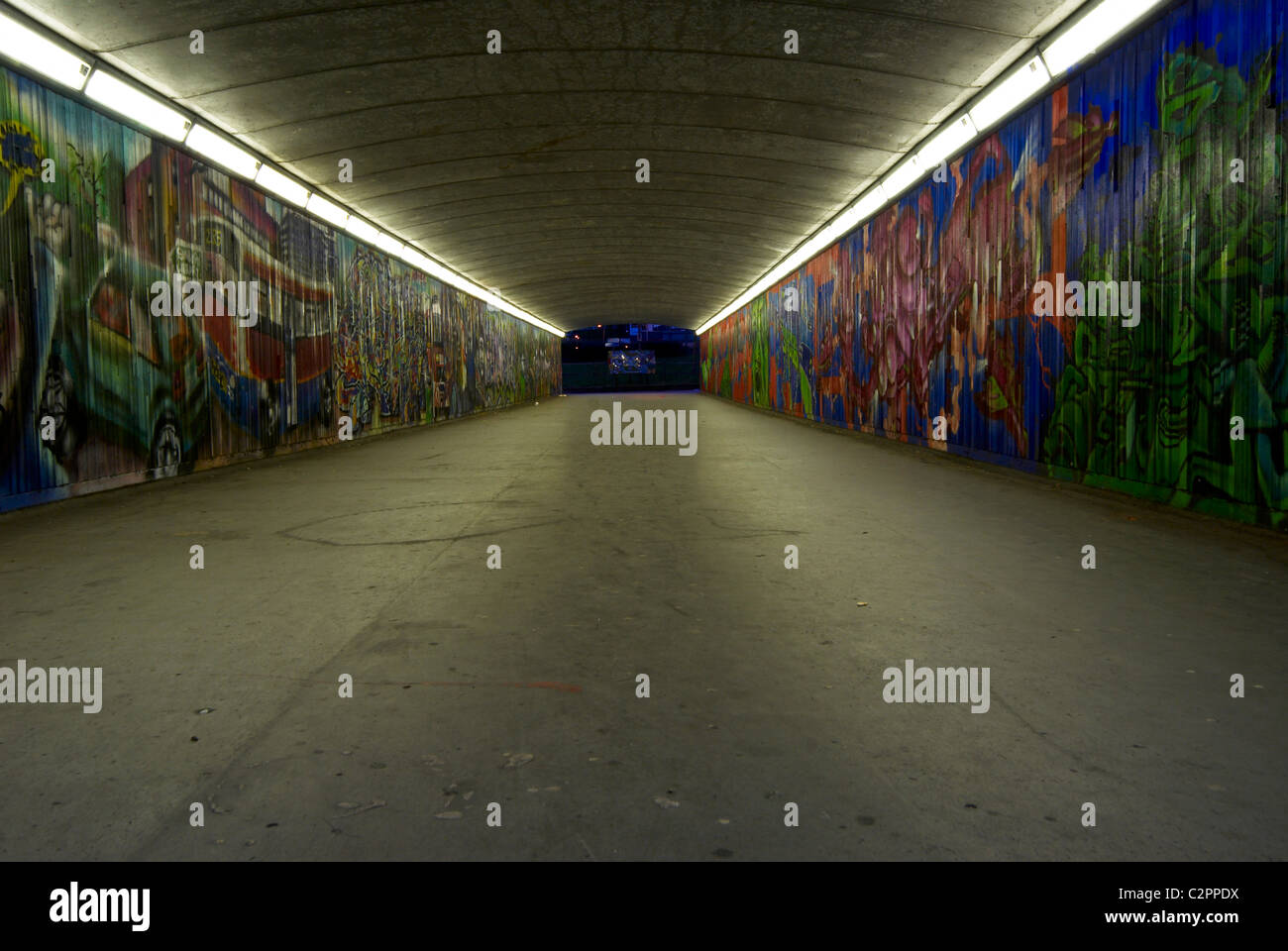 Scruffy underpass -Fotos und -Bildmaterial in hoher Auflösung – Alamy