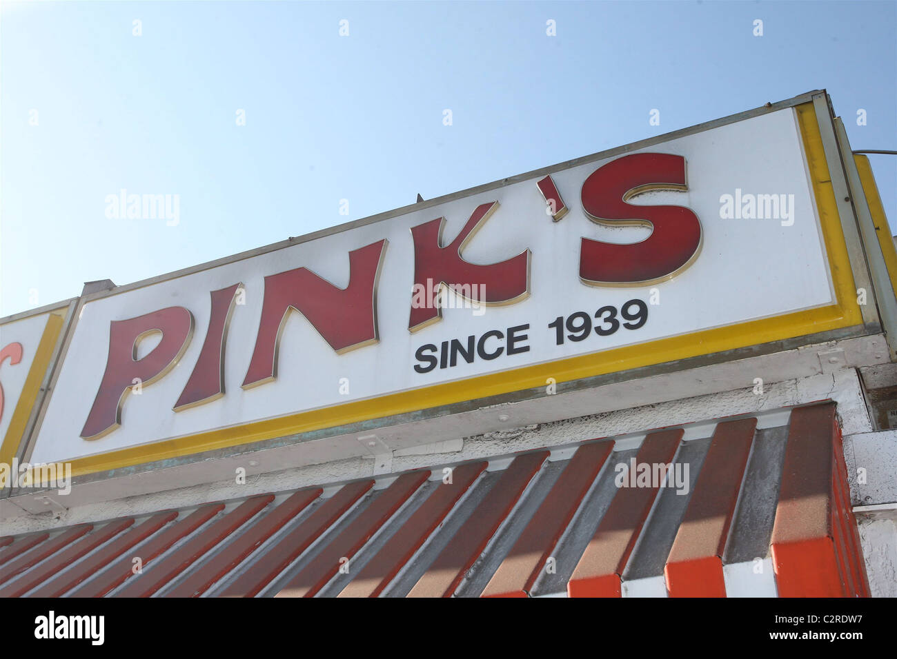Pinks Hot-Dog Stand außen Tori Spelling, Dean McDermott und ihren Sohn ...