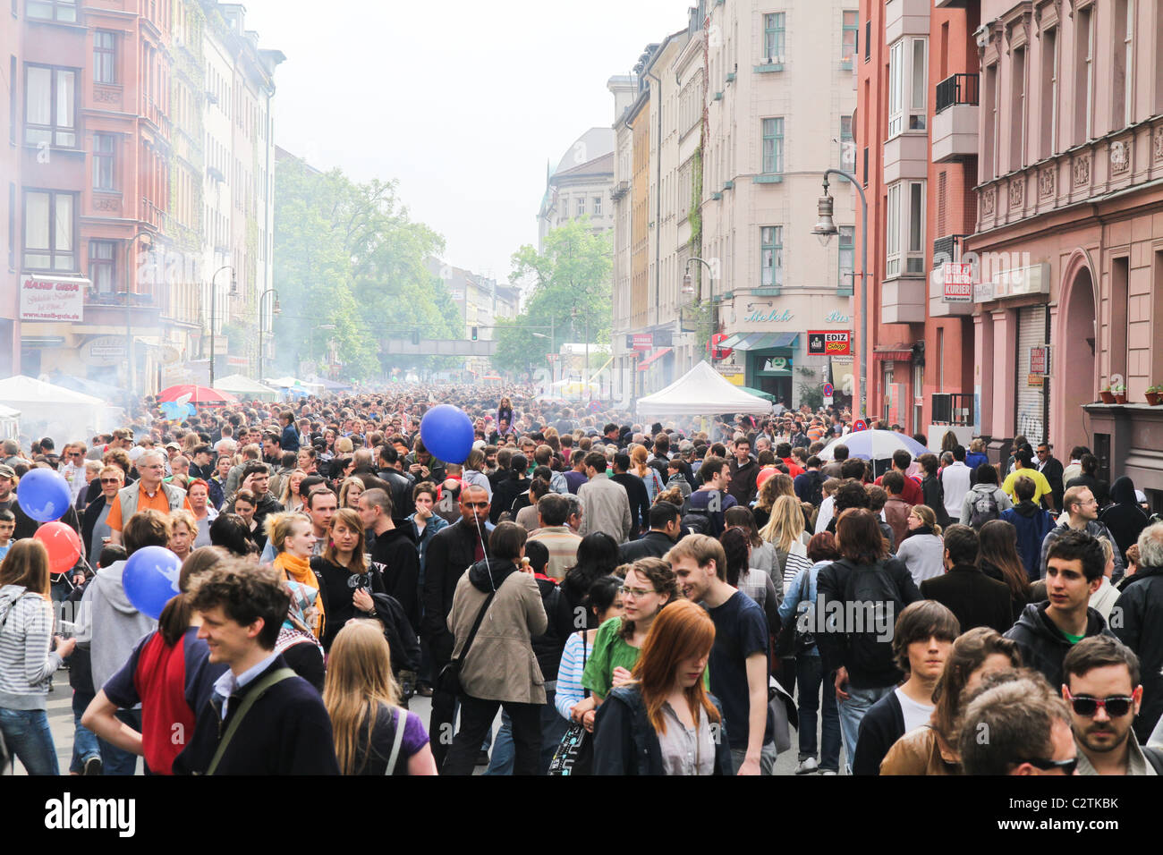 Einer Menschenmenge auf einer belebten Straße in Berlin während der ...