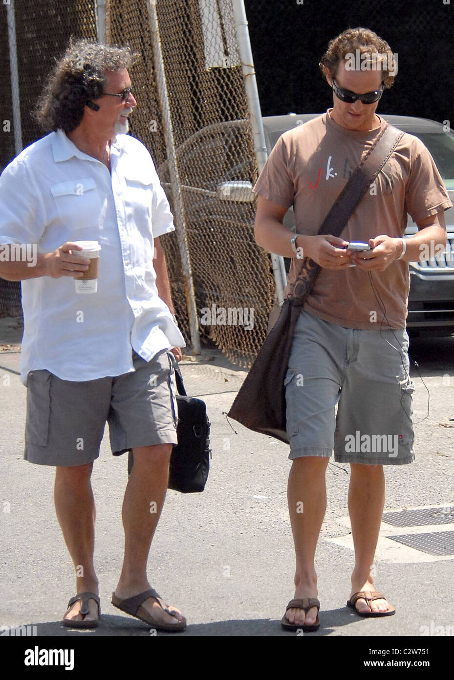 Matthew McConaughey und einen Freund zu Fuß ein Filmstudio in Los ...