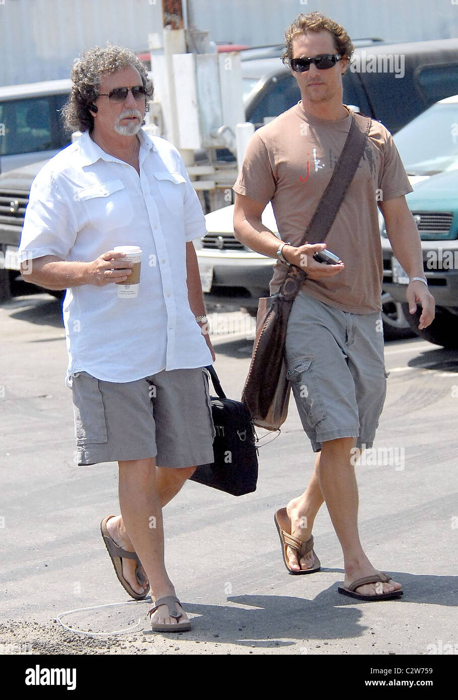 Matthew McConaughey und einen Freund zu Fuß ein Filmstudio in Los ...