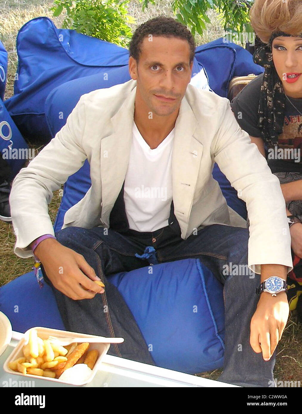 Rio Ferdinand und Jodie Harsh hängen mit der Daily Star Goss Mädchen ...