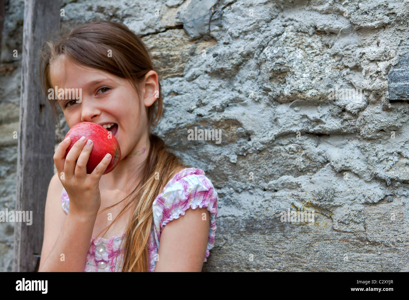 Mädchen isst Obst Stockfotografie - Alamy