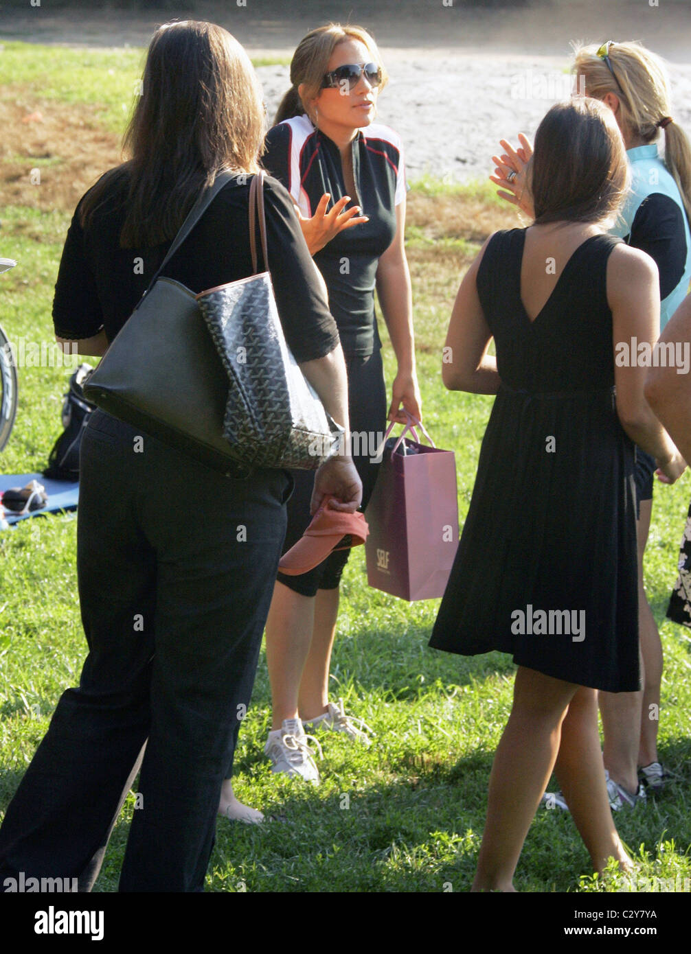 Jennifer Lopez ist mit ihrem Trainer im Central Park zu ihrer Fitness ...
