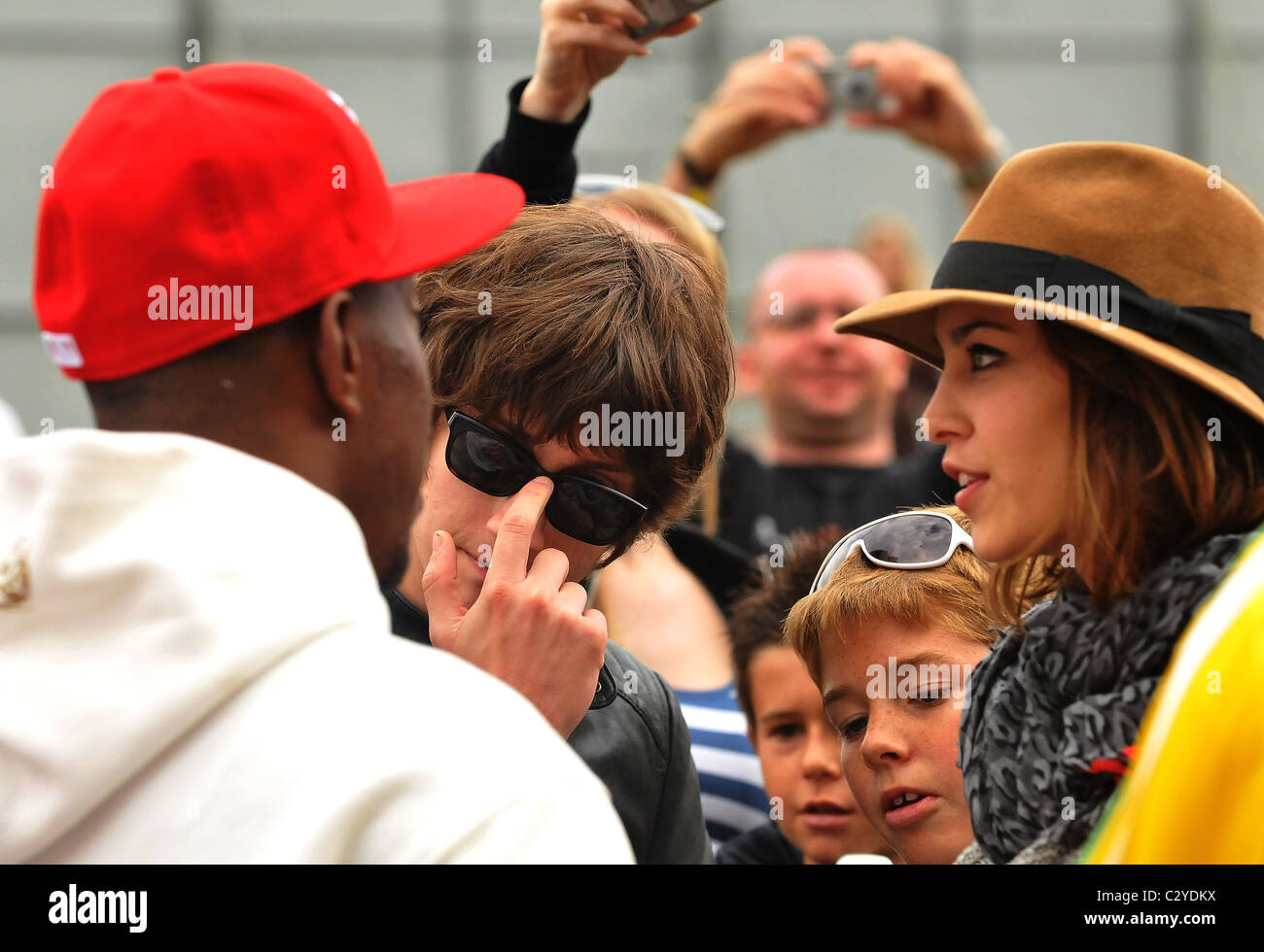Alex turner alexa chung carling -Fotos und -Bildmaterial in hoher ...