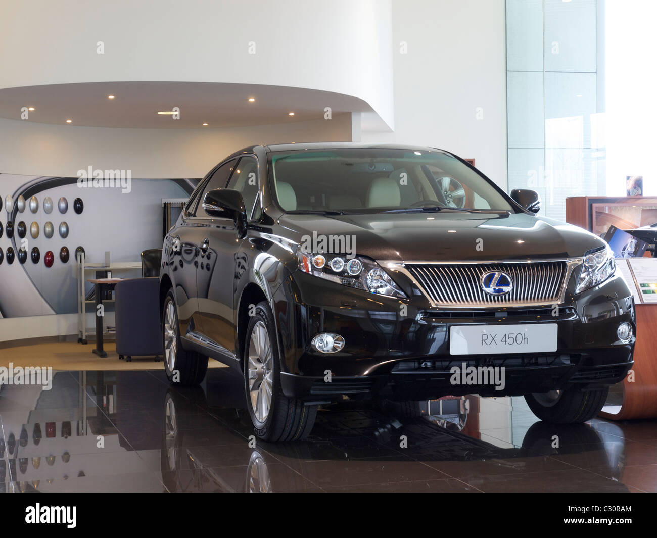 Lexus elektro suv -Fotos und -Bildmaterial in hoher Auflösung – Alamy