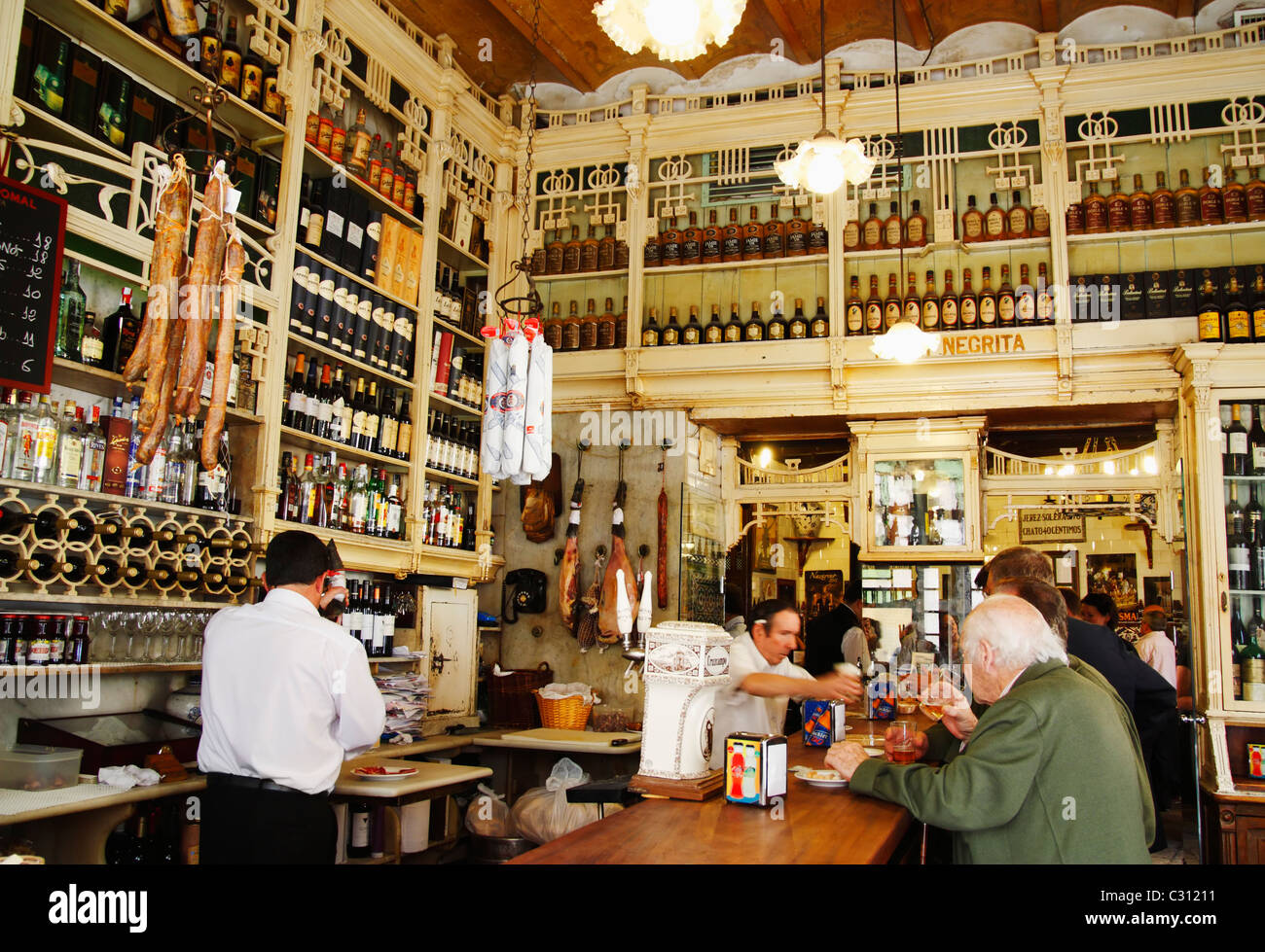 Die berühmte El Rinconcillo Tapas-Bar in Sevilla. Soll der älteste ...
