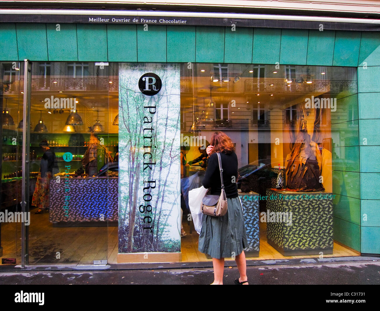 French chocolatier shop front window display -Fotos und -Bildmaterial ...