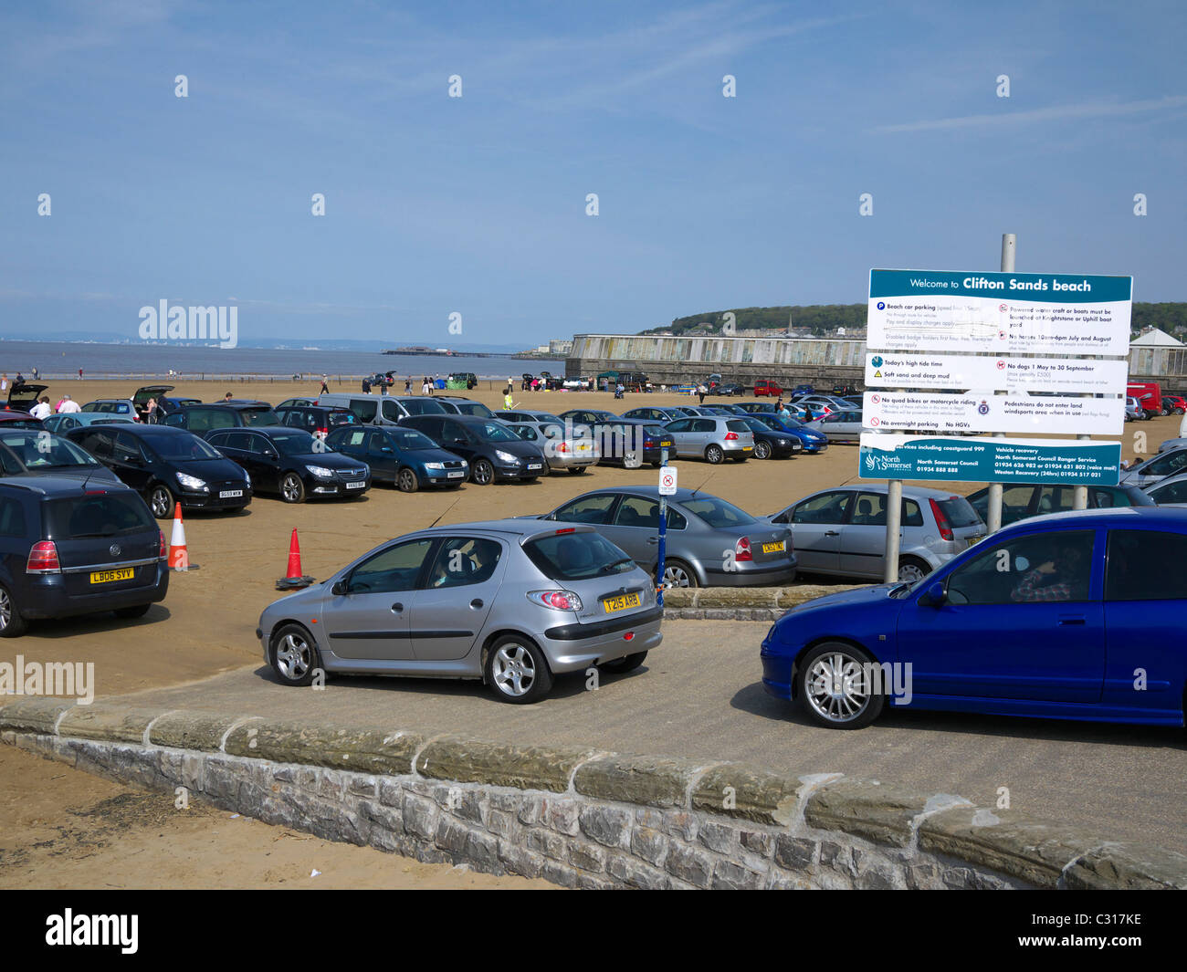 Car park full of cars -Fotos und -Bildmaterial in hoher Auflösung – Alamy