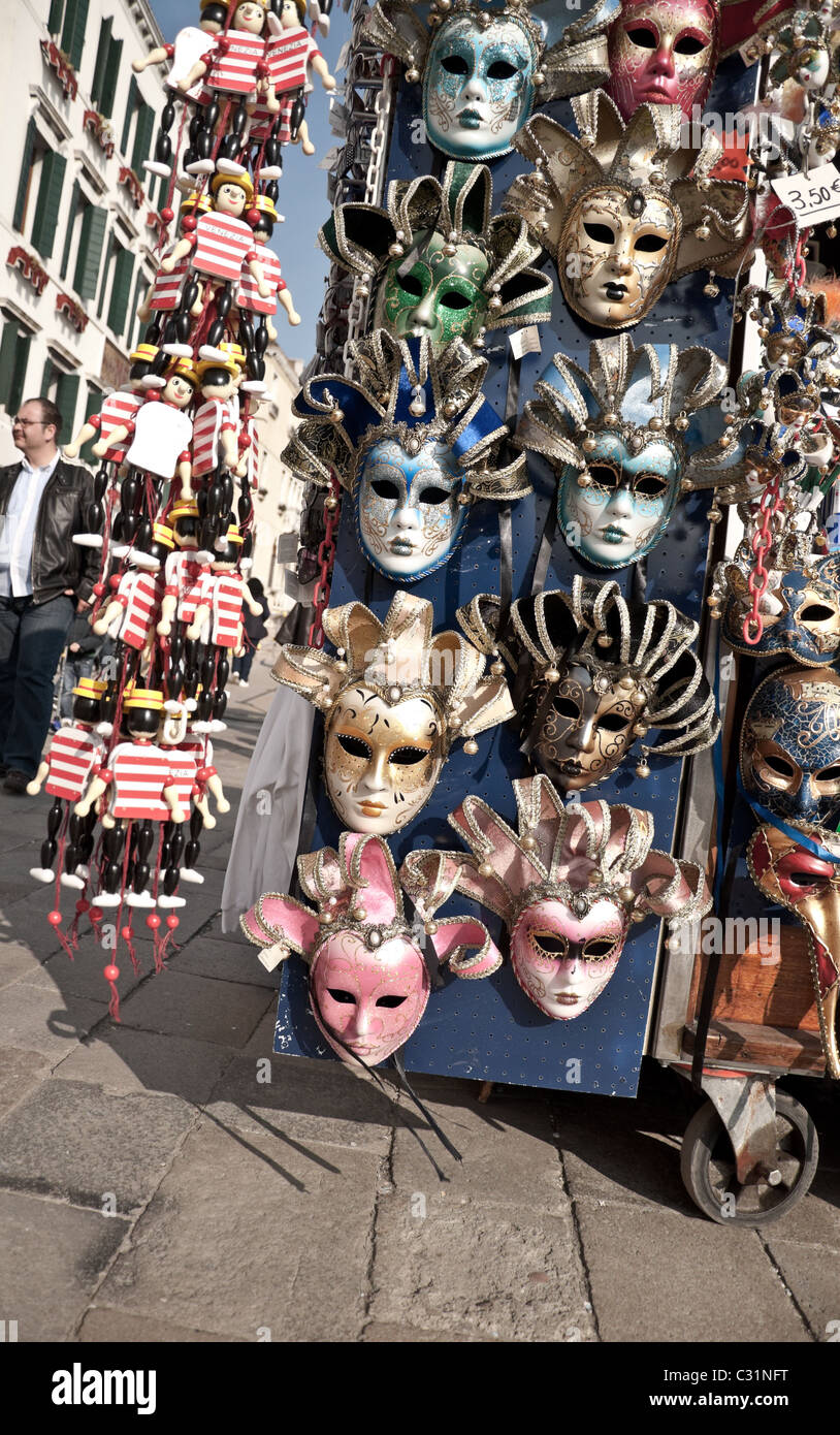 Masken mit kunst -Fotos und -Bildmaterial in hoher Auflösung – Alamy