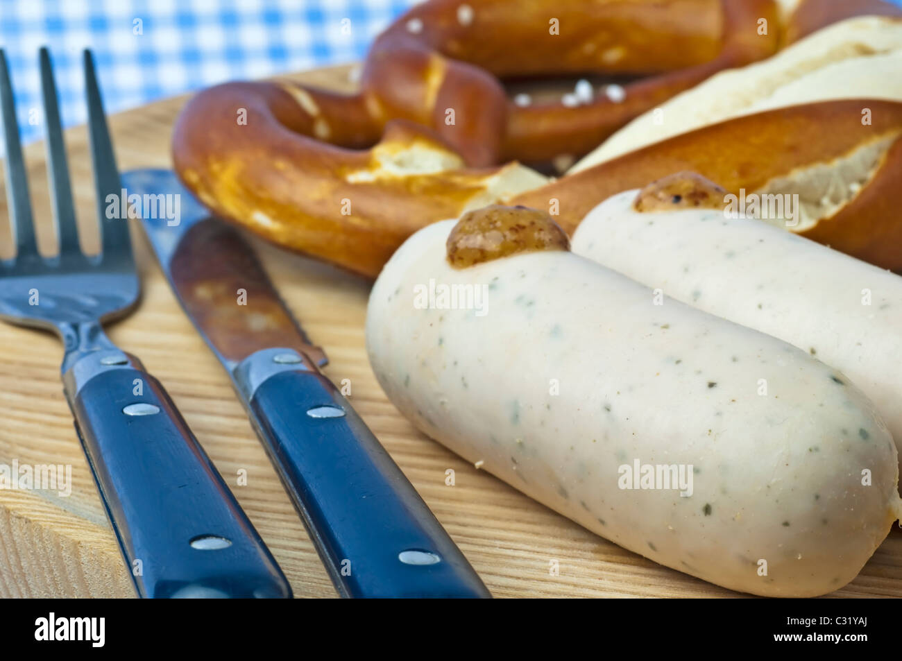 Weißwurst mit Brezel und süßem Senf Stockfotografie - Alamy