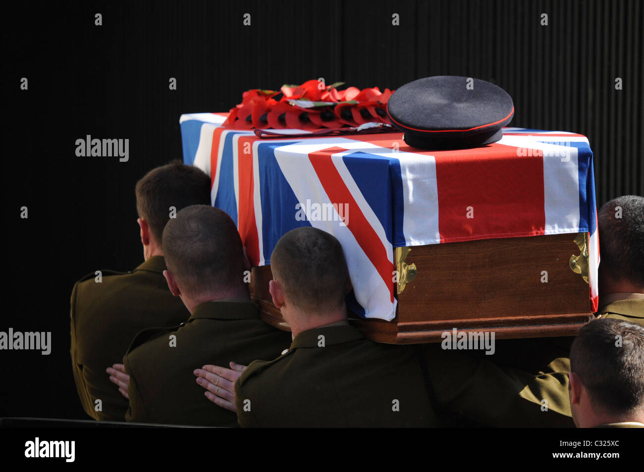 Sapper Patrick Azimkar, 21 und Mark Quinsey, 23, sind in einer ...