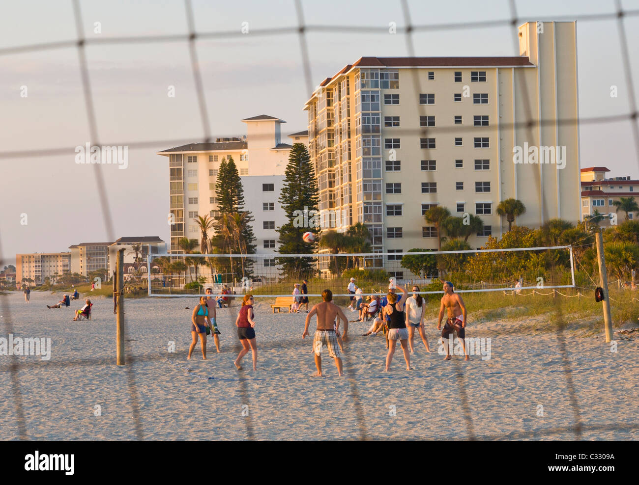Beach volleyball spiel -Fotos und -Bildmaterial in hoher Auflösung – Alamy