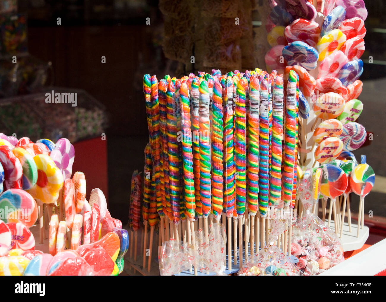 Candy store display window -Fotos und -Bildmaterial in hoher Auflösung ...