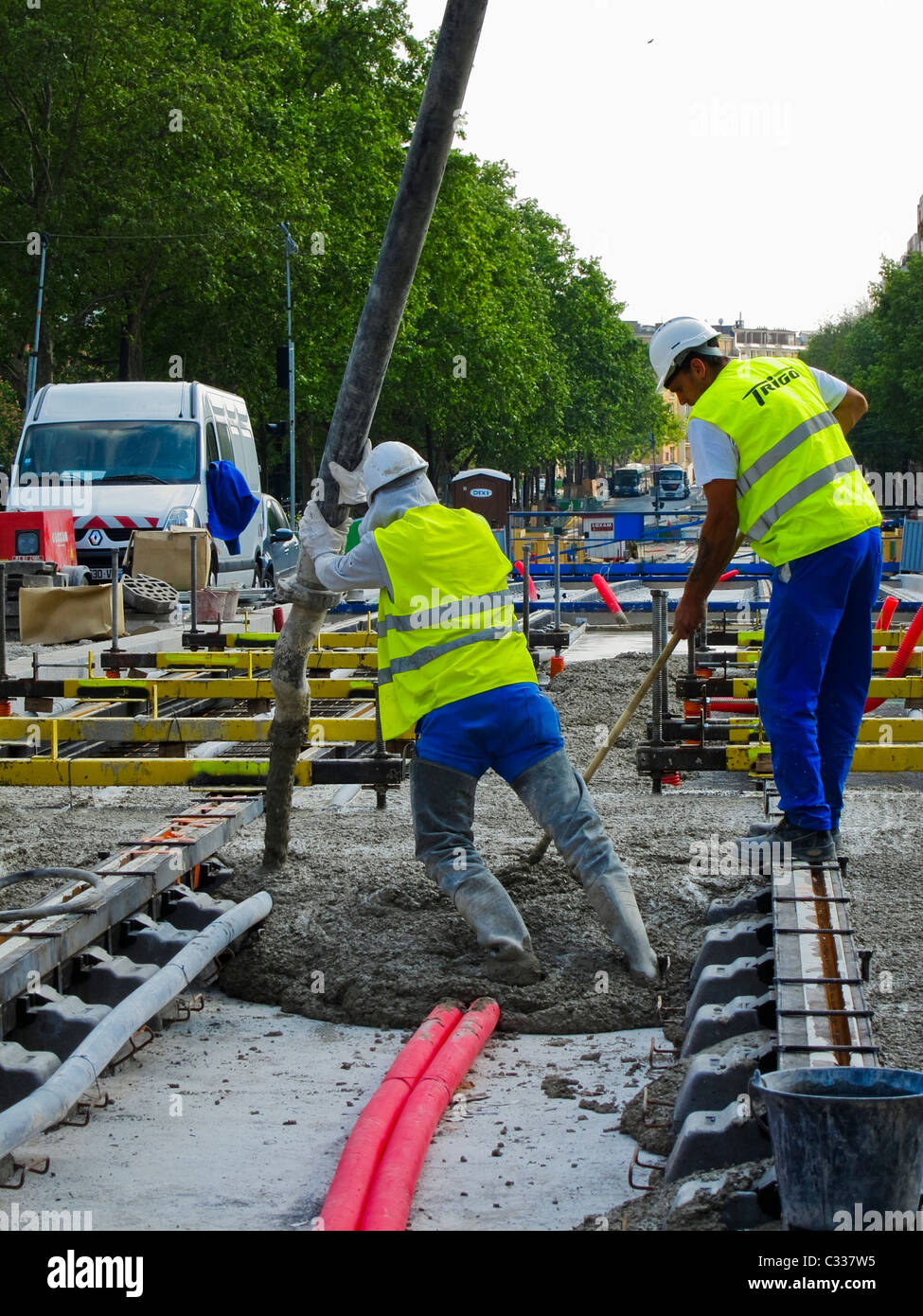 Paris, Frankreich, Kleingruppen, Straßenbahnbaustelle T3, Beton gießen ...