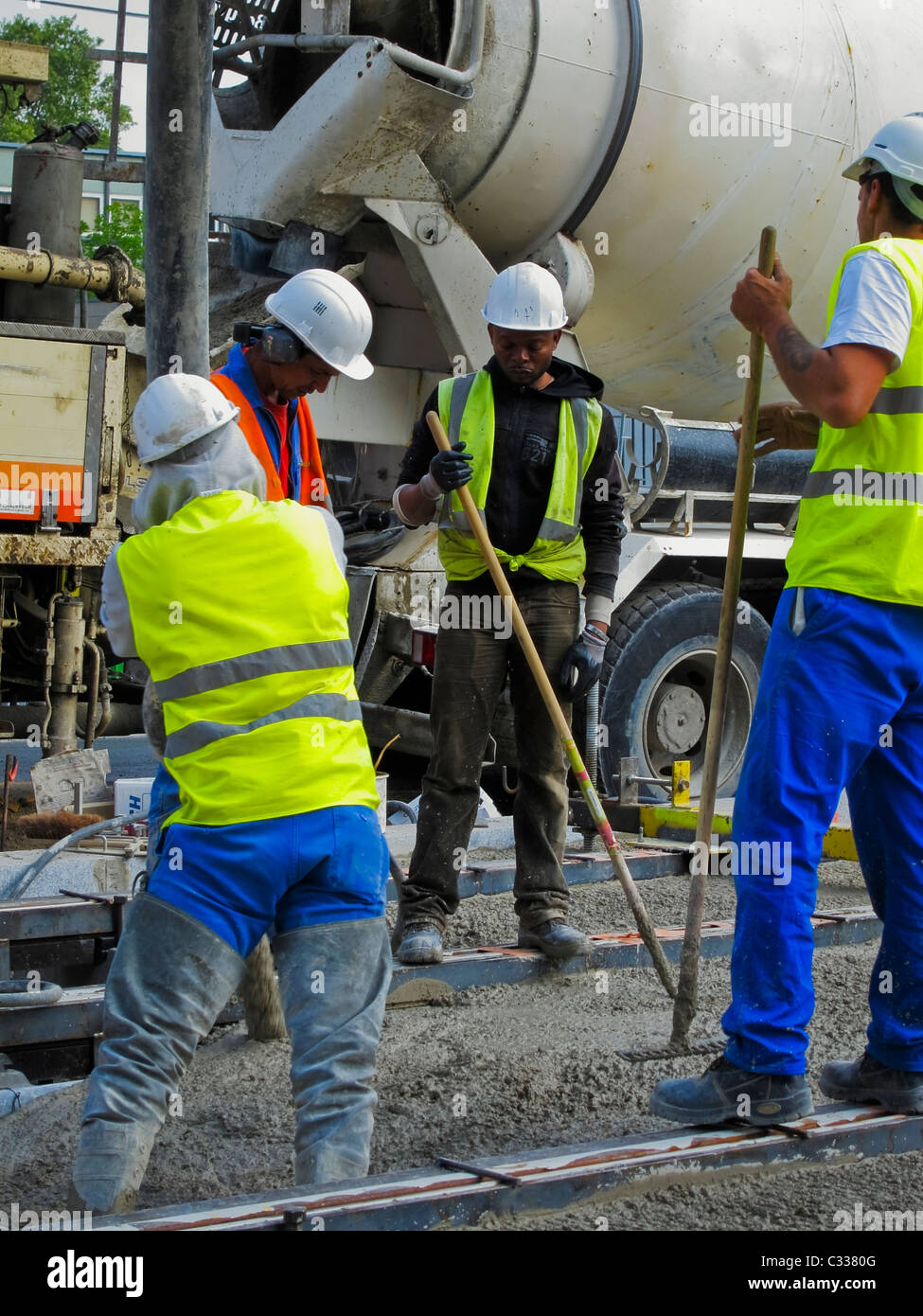 Paris, Frankreich, Straßenbahnarbeiter T3 auf der Baustelle ...