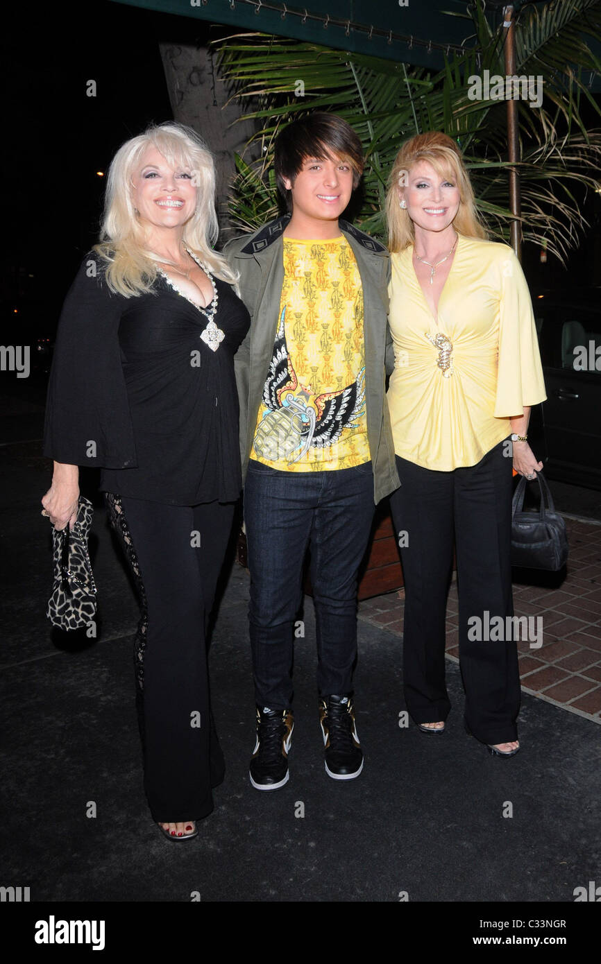 Audrey Landers (r) mit ihrem Sohn und ihrer Mutter vor Madeo Restaurant ...