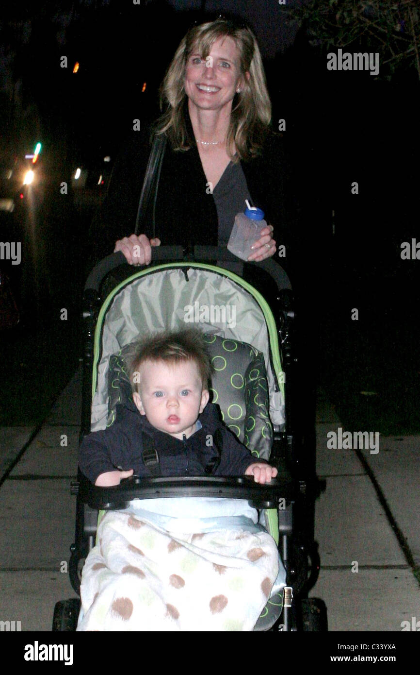 Courtney Thorne-Smith geht für einen Spaziergang mit ihrem Sohn Jacob ...