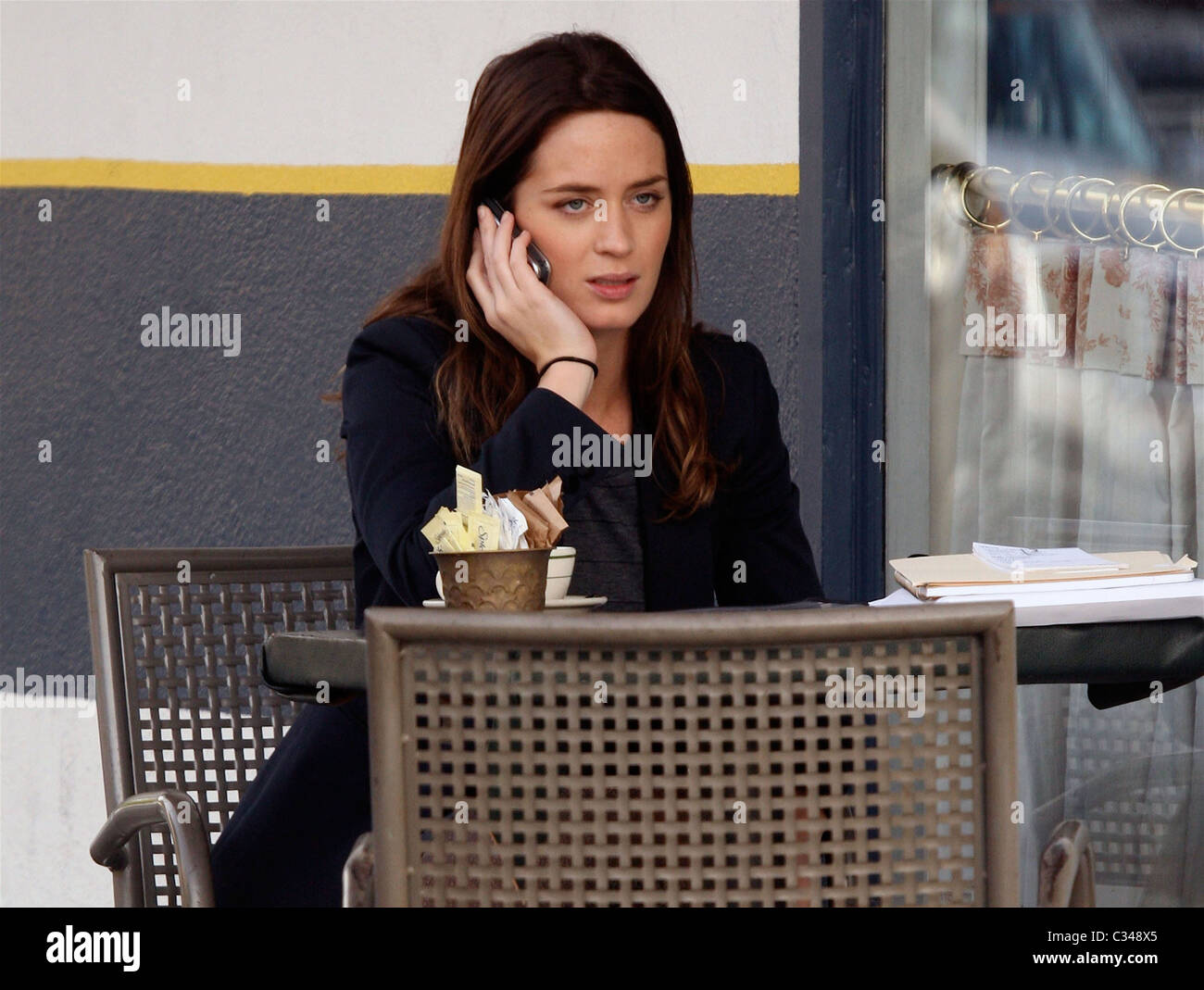 Emily Blunt genießt Kaffee und Zigaretten mit einem Freund vor La ...