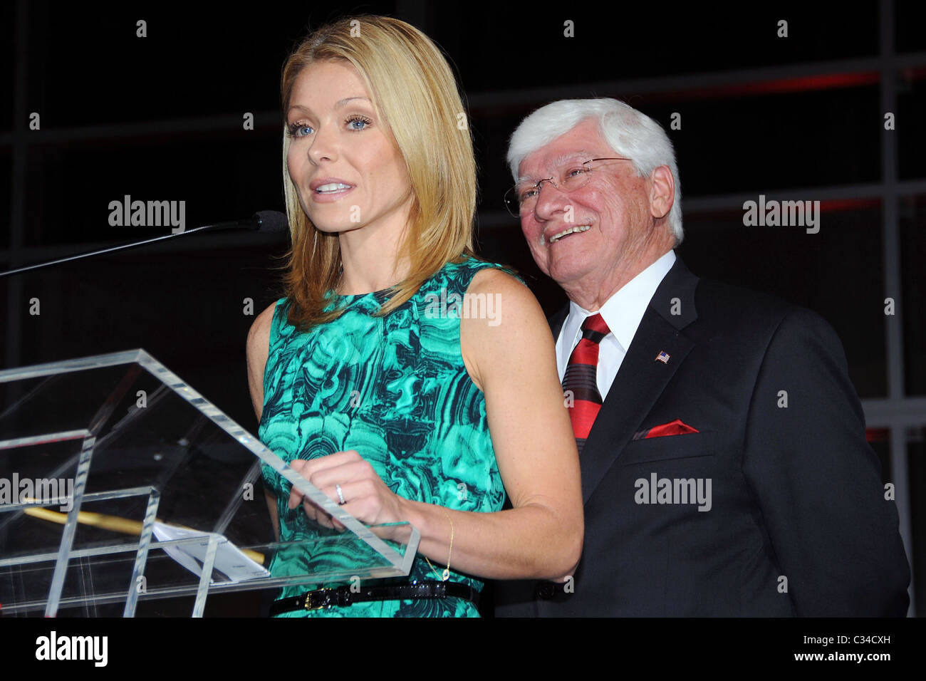 Kelly Ripa und und Vater Joseph Ripa Widmung von Ripa Family Care ...