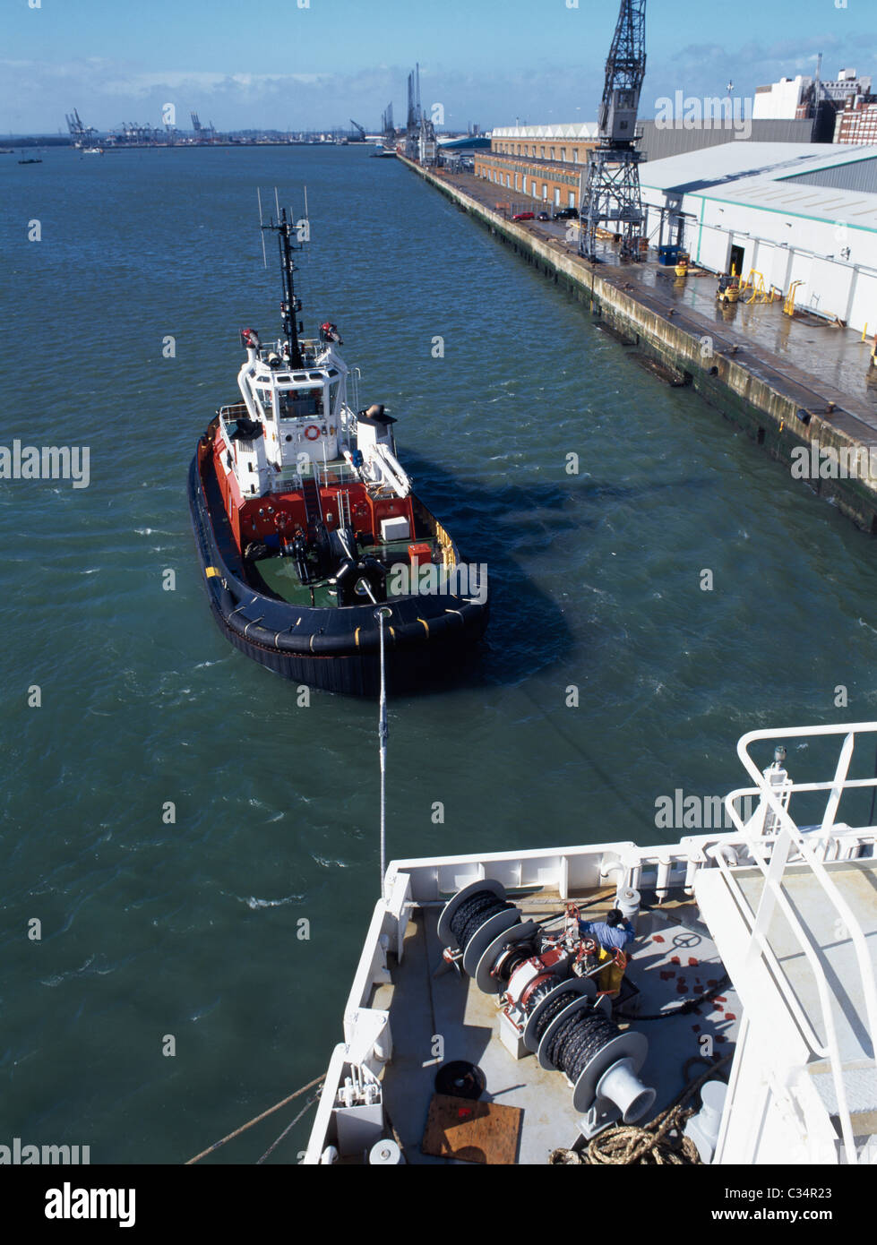 Abschleppen von schiffen -Fotos und -Bildmaterial in hoher Auflösung ...