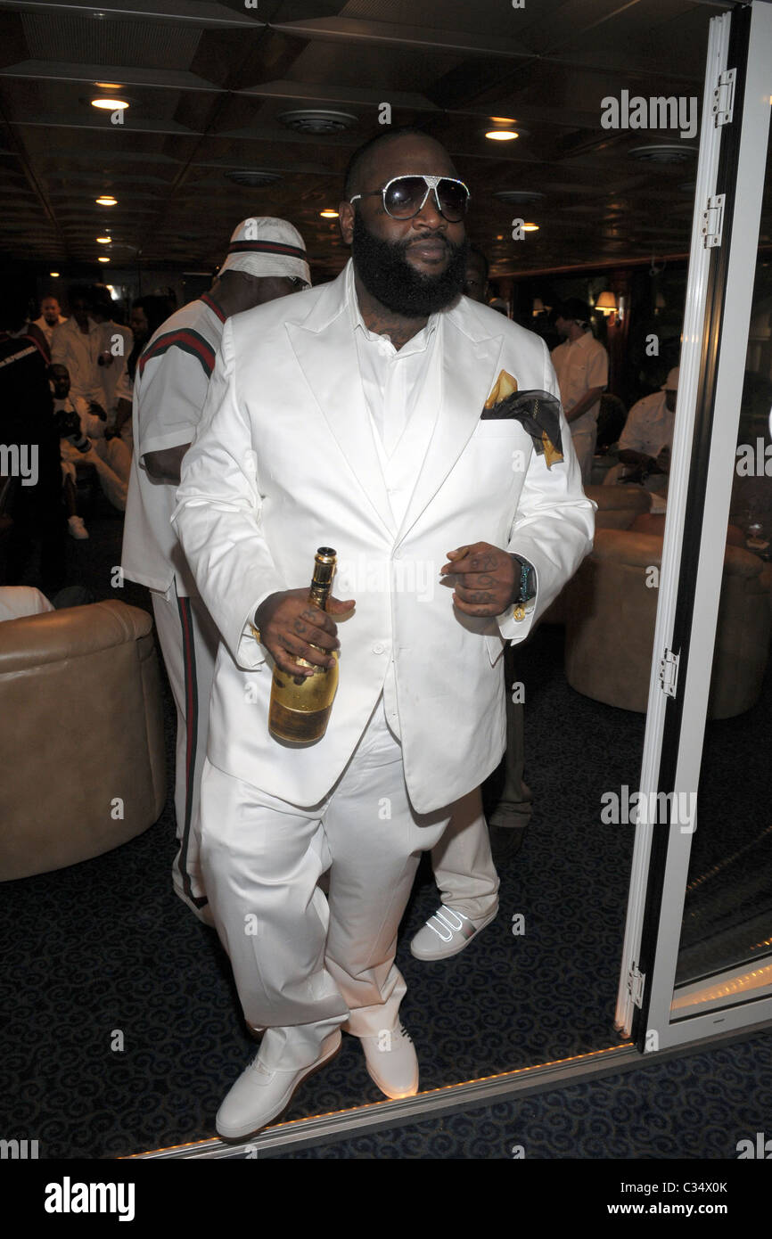 Rick Ross feiert seinen Geburtstag mit seiner "Big Boss" alle weißen ...