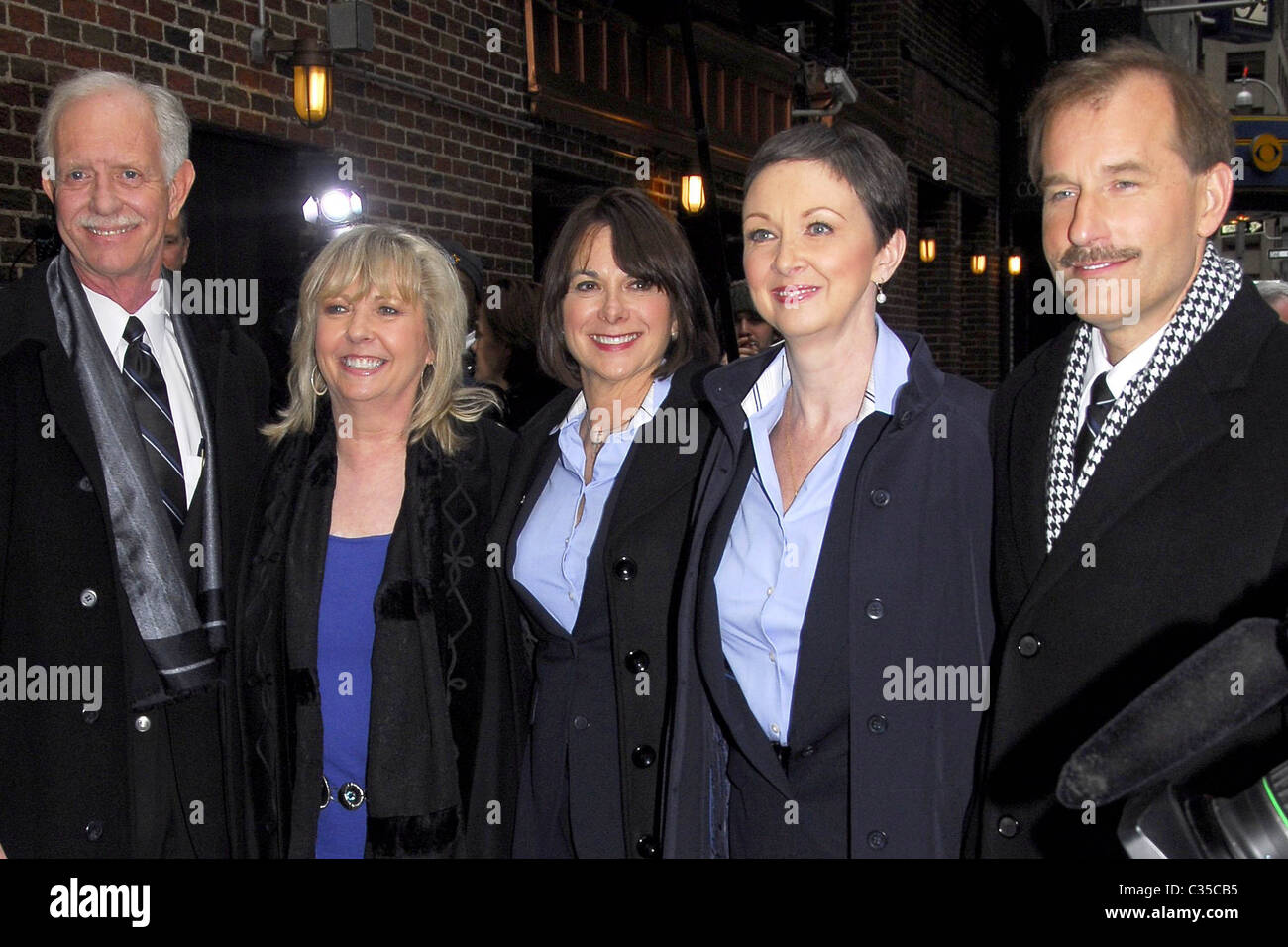 Kapitän Chelsey "Sully" Sullenberger, Flug Attendnts Sheila Dail ...