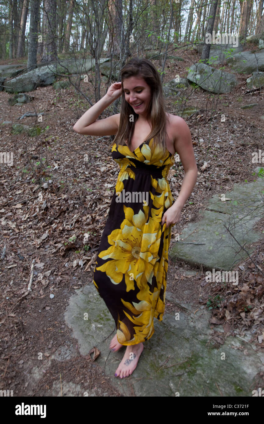 Hübsche Frau spazieren durch den Wald barfuß Stockfotografie - Alamy