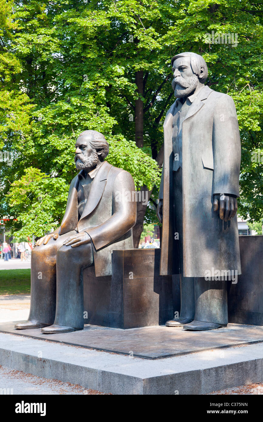 Statue von marx und engels -Fotos und -Bildmaterial in hoher Auflösung ...