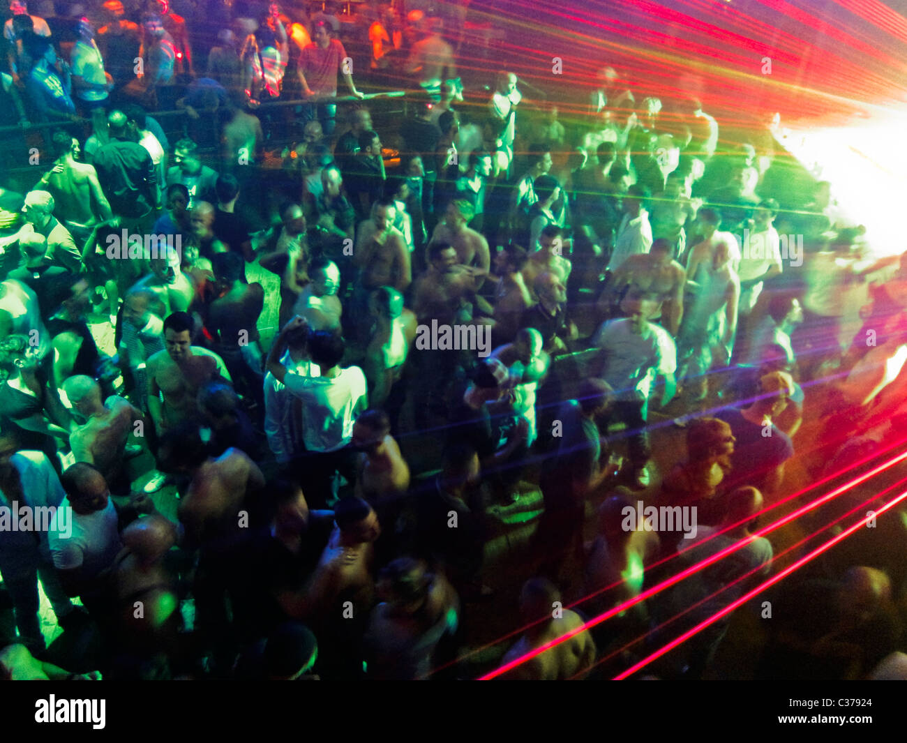 Gay men dancing dance floor -Fotos und -Bildmaterial in hoher Auflösung ...