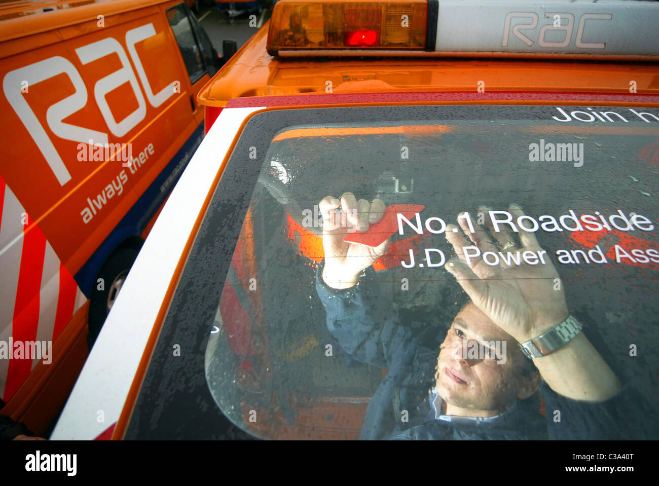 Bild zeigt: ein RAC Patrol van und Mitarbeiter Stockfotografie - Alamy