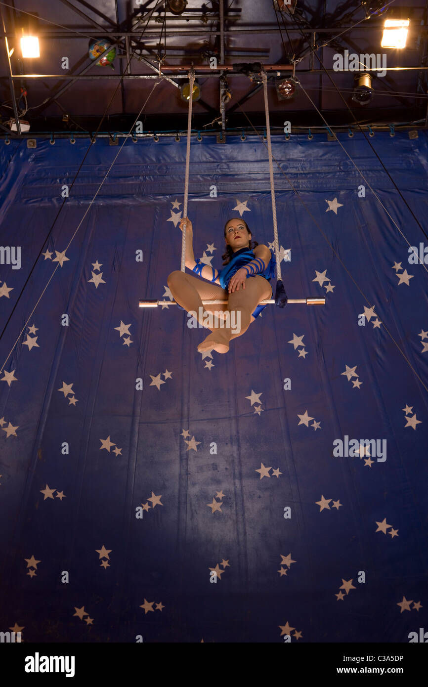 Trapeze swing -Fotos und -Bildmaterial in hoher Auflösung – Alamy
