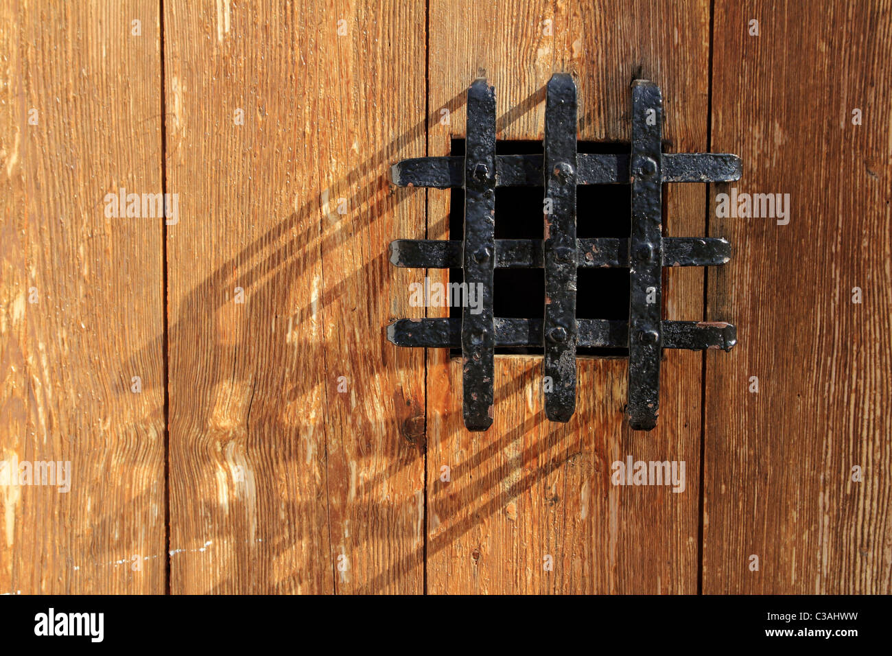 Schwarze tür und fenster -Fotos und -Bildmaterial in hoher Auflösung ...