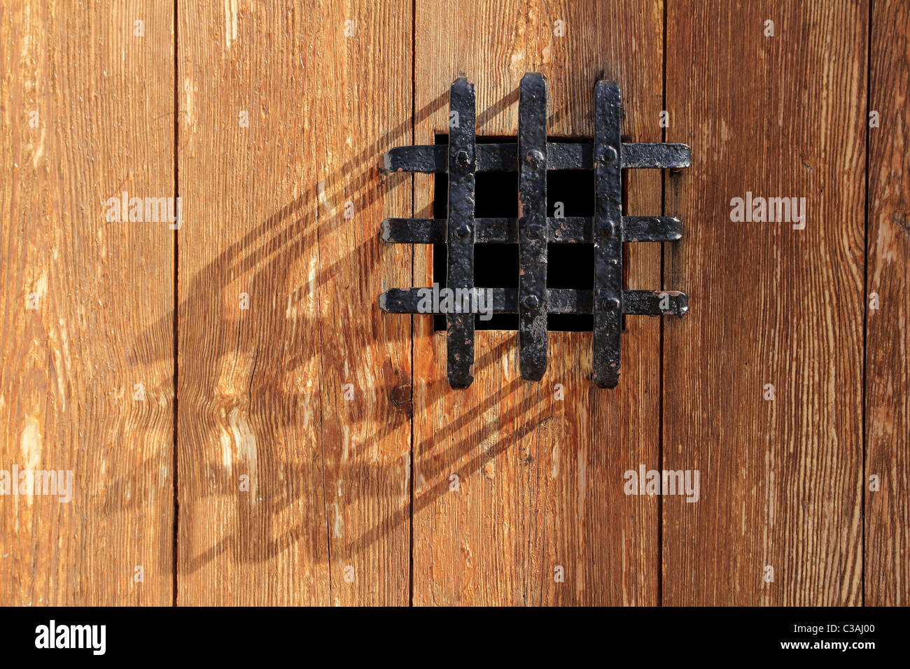 Wooden window metal window grid -Fotos und -Bildmaterial in hoher ...