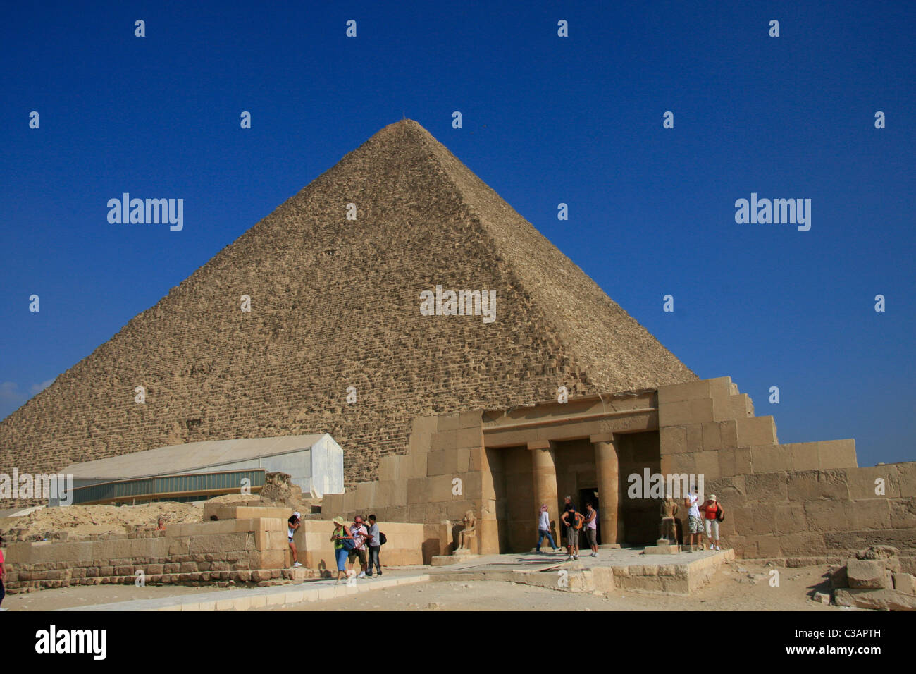 Cheops pyramid entrance -Fotos und -Bildmaterial in hoher Auflösung – Alamy