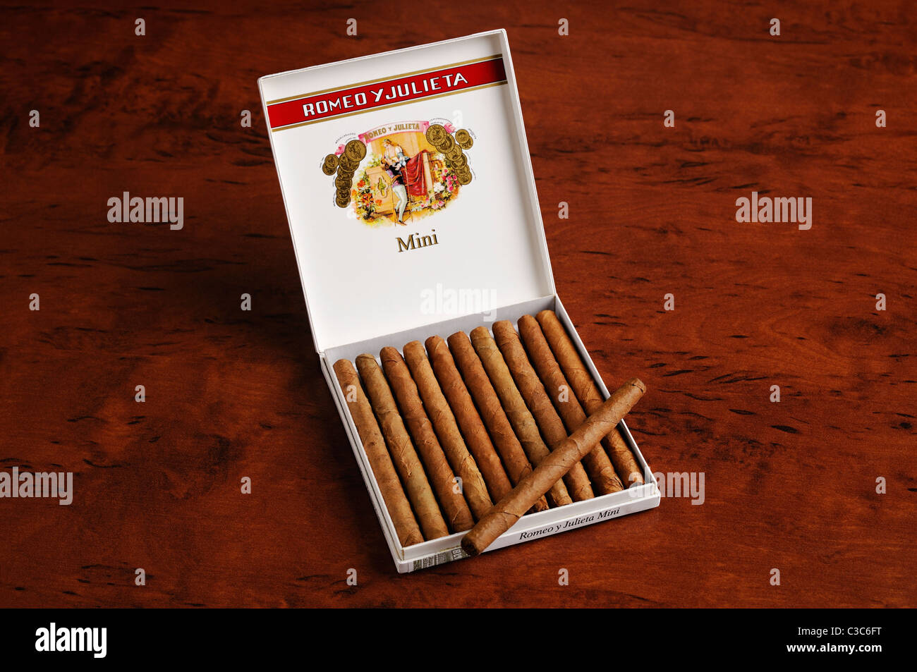 Mini zigarillo -Fotos und -Bildmaterial in hoher Auflösung – Alamy
