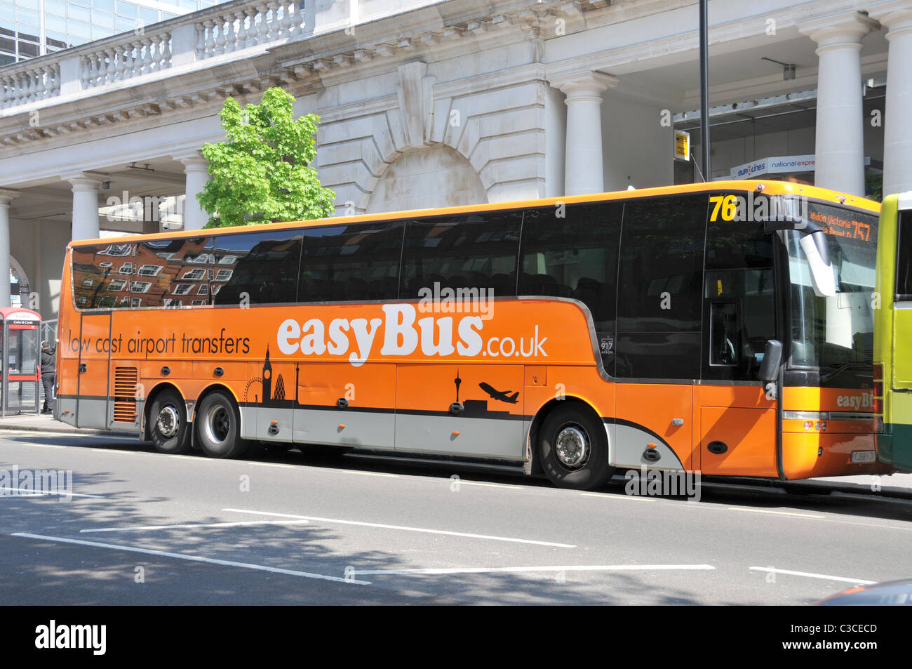 EasyBus-Trainer an der Victoria Station London geparkt Stockfotografie - Alamy
