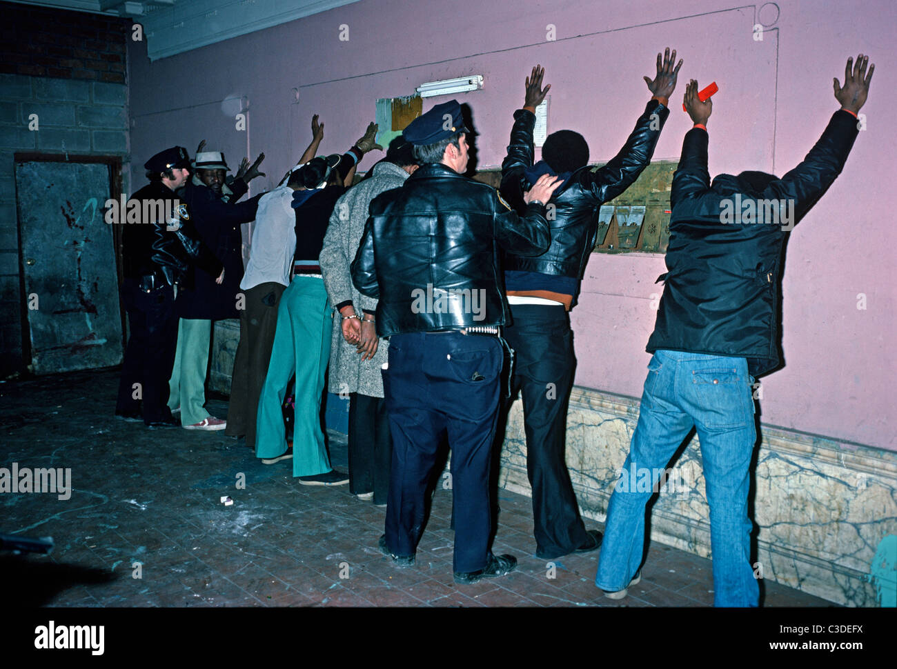 Polizei Drogen suchen, 28. Precinct, Harlem, Manhattan, New York City ...